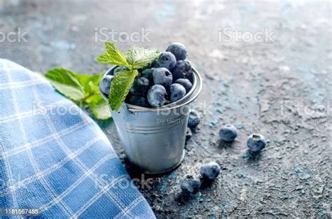 어두운 콘크리트 배경에 잎 민트와 유리 항아리에 잘 익은 블루 베리 가을에 대한 스톡 사진 및 기타 이미지 가을 개체 그룹 건강한 식생활 Istock