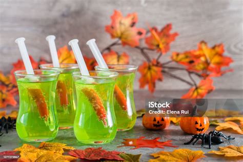 할로윈 칵테일 테이블에 녹색 레모네이드 거미와 단풍과 안경에 혈액 주사기 0명에 대한 스톡 사진 및 기타 이미지 0명 가득 찬 가을 Istock