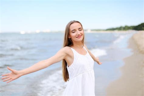 Premium Photo Happy Smiling Woman In Free Happiness Bliss On Ocean