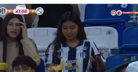 Aficionada De Rayadas Se Vuelve Viral Luego De Que Un Balón Tirara Sus