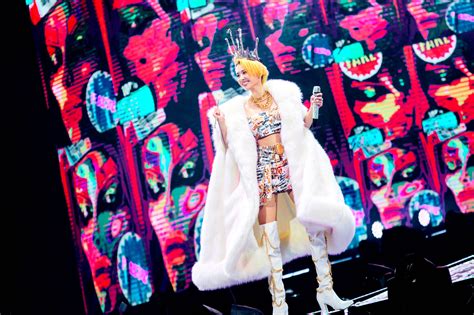 蔡依林演唱会造型霸气十足 头戴皇冠如同女王降临黄色权杖舞台