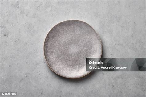 회색 콘크리트 거친 배경에 회색 세라믹 플레이트 빈 발견 고르지 접시 돌 질감의 배경에 매트 접시 수제 세라믹 테이블 설정 위쪽 보기 찻잔 받침에 대한 스톡 사진 및 기타
