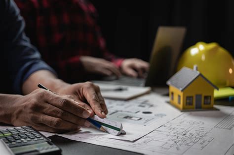 다양한 전문가 팀이 토목 엔지니어 건축가 비즈니스 투자자 및 일반 근로자와 함께 부동산 건설 프로젝트를 진행하며 세부 계획을 논의합니다 집 짓기 Civil War에 대한