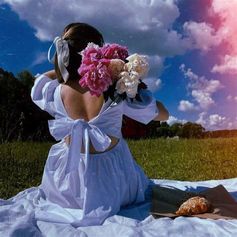 عکس پروفایل دختر با دسته گل در طبیعت گل تاوعکس