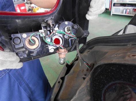 ストップランプ球切れ ブレーキランプ点かない ブレーキ灯交換修理 テールランプが光らない 日産ジューク 水戸クルマの軽整備すぐ対応できます