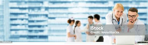 의료 사람들 그룹입니다 다른 의사 간호사와 의사 병원 사무실 또는 병원에서 근무 하는 전문 의사 의료 기술 연구 연구소와 의사 직원 서비스 개념 간호사에 대한 스톡 사진 및