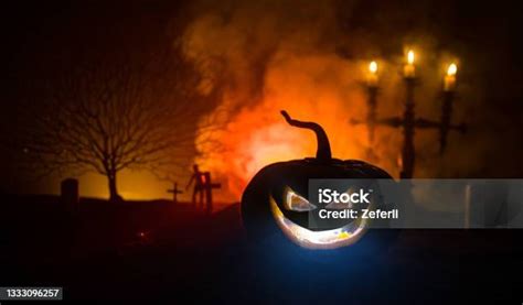 밤에 묘지에서 좀비의 무서운 전망 안개가 낀 죽은 나무와 으스스한 흐린 하늘 빛나는 호박공포 할로윈 컨셉 공포 무서움에 대한 스톡 사진 및 기타 이미지 Istock
