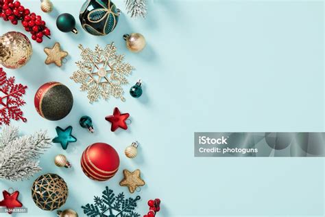 메리 크리스마스 플랫 레이아웃 빈티지 장식과 싸구려가 파스텔 블루 배경에 있습니다 크리스마스 배너 템플릿 새해 복 많이 받으세요 인사말 카드 디자인 크리스마스에 대한 스톡