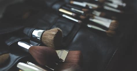 A bunch of make-up brushes · Free Stock Photo