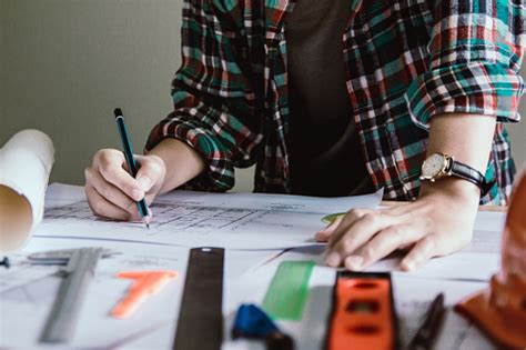 개념 건축가 구조 재료 건축가 사무실에서 청사진 책상에 계산 수에 대 한 계산기를 사용 하 여 아시아 젊은 여자 엔지니어의 손 개념에 대한 스톡 사진 및 기타 이미지