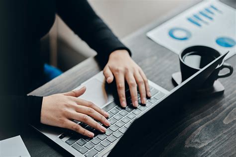 마케팅 여성 손 또는 창조적 인 글쓰기 검색 또는 보고서 의제 또는 일정에 대한 작업을 위해 노트북으로 타이핑 정보 기술에 대한 혁신 전략을 가진 근로자 직원 또는 프리랜서