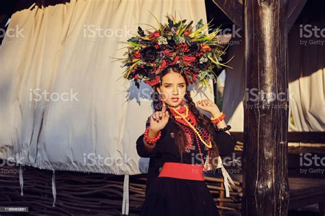 흰색 우크라이나어 정통 국가 의상과 꽃화환의 갈색 머리 소녀는 테라스에 대해 포즈를 취하고있다 갈색 머리에 대한 스톡 사진 및 기타 이미지 Istock