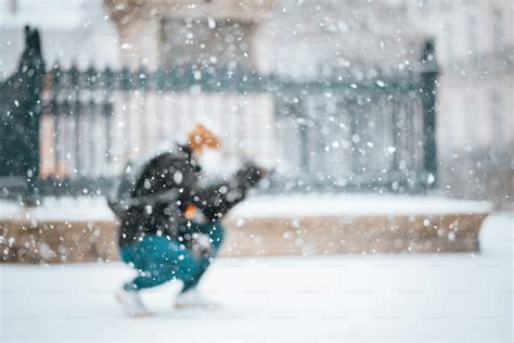 한 남자가 도시의 눈 속을 달리고 있습니다 사진 Unsplash의 겨울 이미지