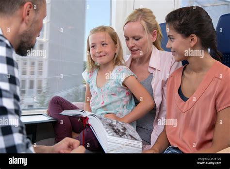 Femme Qui Lit Un Livre Dans Un Train Banque De Photographies Et Dimages Haute R Solution Alamy