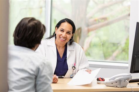 성숙한 여성 의사는 알아볼 수 없는 남성 환자에게 치료 옵션을 보여줍니다 25 29세에 대한 스톡 사진 및 기타 이미지 25 29세 2명 50 54세 Istock