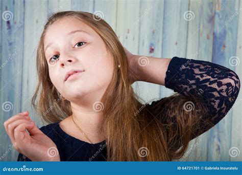 девушка камеры 10 рукояток его колени полагаясь старый излишек год Стоковое Изображение