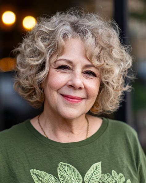 45 Gorgeous Curly Bobs Older Women Will Love In 2025