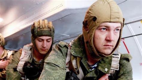 视频：俄罗斯伞兵学跳伞被“吓出猪叫” 被教官一把推出舱外 手机新浪网