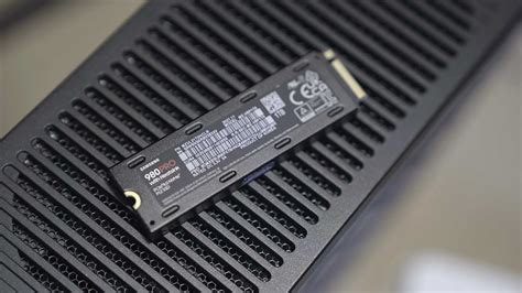 Samsung 980 Pro Heatsink SSD Review - Camera Jabber