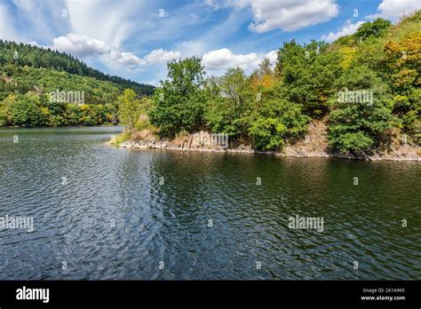 Le Lac Rursee Au Milieu Du Parc National De Leifel Entouré De Paysages Naturels Uniques Et D