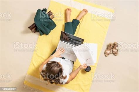 사무실 정장에 사업가 프리랜서 모래 해변의 해변 수건에 앉아 커피를 마시고 그래픽과 차트와 노트북에서 작업 점심 시간 공중 보기