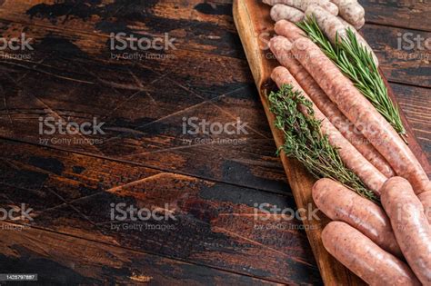 나무 판에 쇠고기 돼지 고기 양고기 및 닭고기 다진 고기를 곁들인 생 수제 소시지 나무 배경 상단 보기 공간 복사 0명에 대한