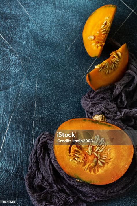 오래된 돌 어두운 파란색 배경에 회색 냅킨 반 호박에 신선한 컷 할로윈 개념입니다 맨 위 보기 가을에 대한 스톡 사진 및 기타