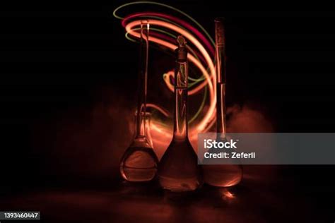 실험실에서 용액을 가진 유리 플라스크를 테스트합니다 과학 및 의학 배경 어두운 톤 배경에 실험실 테스트 튜브 과학 연구 장비 개념 개발에 대한 스톡 사진 및 기타 이미지