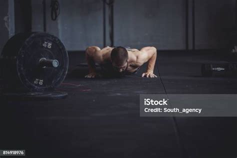 체육관에서 훈련 하는 팔 굽 혀 펴기 건강한 생활방식에 대한 스톡 사진 및 기타 이미지 건강한 생활방식 결심 근육질 체격 Istock