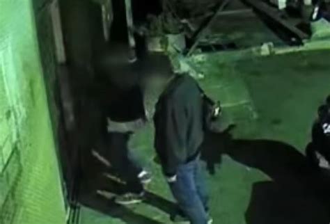 棄屍後溜回老家！「沾血榔頭藏背包」摸黑撬鎖 弟妹看監視器嚇壞：是想滅門嗎 Yahoo奇摩汽車機車