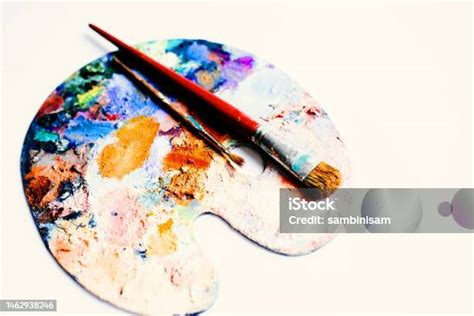 흰색 배경에 유성 페인트와 브러시가 있는 화가의 팔레트 0명에 대한 스톡 사진 및 기타 이미지 0명 디자인 밝은 빛