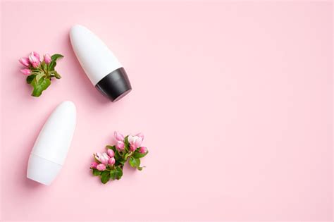 분홍색 배경에 꽃이있는 데오도란트 발한 방지 병 플랫 레이 상단 보기 겨드랑이 피부 관리 땀 방지 컨셉 0명에 대한 스톡 사진 및 기타 이미지 Istock