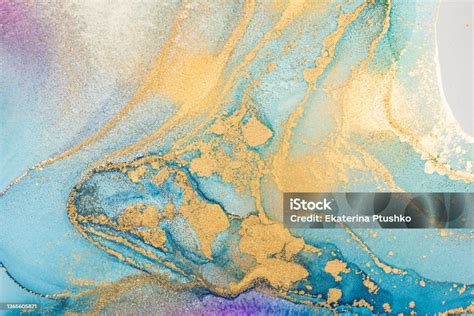 알코올 잉크 기술의 고급 추상 유체 예술 그림 파란색 분홍색과 금 페인트의 혼합물 대리석 돌 컷의 모방 빛나는 황금 정맥