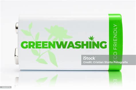 9 볼트 녹색과 흰색 배터리라는 단어 그린 워시인쇄 그린워시는 환경에 미치는 영향 측면에서 기업의 잘못된 이미지를 구축하기 위한