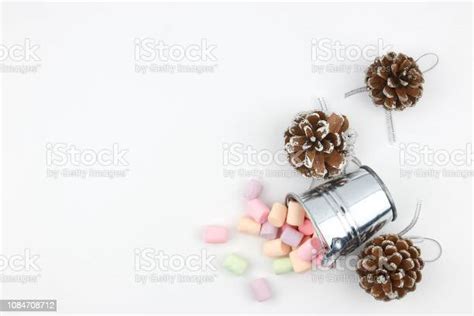흰색 바탕에 마 시 멜로의 작은 양동이에서 흩어져 공간에 복사 합니다 세로 보기입니다 커피에 달콤한 첨가제입니다 어린이 단 맛 0명에 대한 스톡 사진 및 기타 이미지