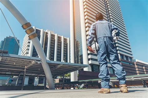 엔지니어 남자 손 은 건설 공학에 대한 하드 햇 흰색 작업 헬멧 하드 모자를 들고 안전 정장 손에 건설 엔지니어 남자는 현장 도시 엔지니어링에 흰색 노동자 헬멧 하드 모자를