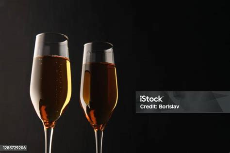 샴페인 두 잔 검은 색 배경에 와인 오른쪽에 텍스트를위한 장소 복사 공간 새해와 크리스마스 배경 공휴일에 대한 스톡 사진 및