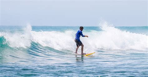 고요함 균형 기술 남성 서퍼 남자 레크리에이션 모험 물 바다 바다 거품 바다 경치 서 핀난 토온 데스 서핑 서핑 스포츠 서핑보드 손을 흔들다