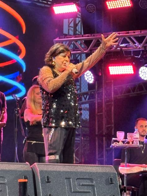 Roberta Miranda Reúne Cinco Mil No Sesi Entre Tradição E Mundo Digital