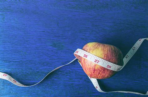 블루 우드 테이블에 측정 테이프와 신선한 사과 체중 감량 슬림 한 몸 건강 한 라이프 스타일 개념 0명에 대한 스톡 사진 및 기타 이미지 Istock