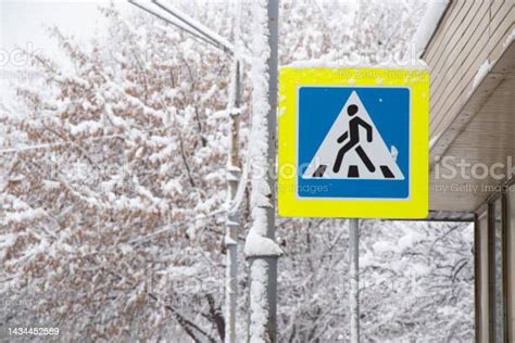 도시의 눈 속에서 겨울에 횡단하는 보행자의 표시는 보행자 횡단 인 Dnipro시의 우크라이나에서 겨울에 도로를 몰았습니다 건널목에 대한 스톡 사진 및 기타 이미지 Istock