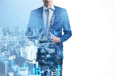 매력적인 젊은 유럽 사업가는 인덱스 촛대 외환 차트 및 모의 장소와 추상적 인 푸른 도시 배경에 서있다 성공 핀테크 변형 및 무역 개념 이중 노출 그래프에 대한 스톡 사진