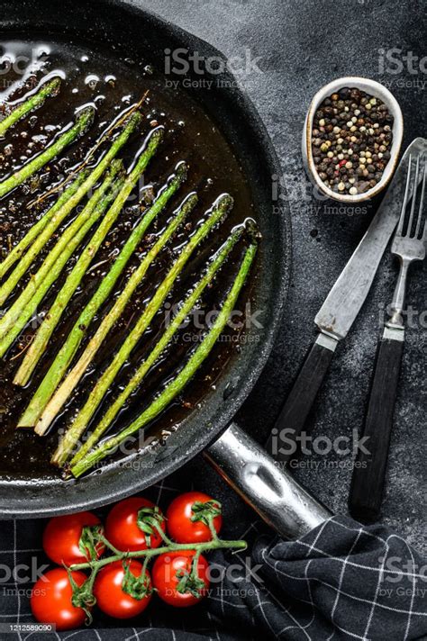 구운 팬에 신선한 아스파라거스를 요리 검은 색 배경입니다 맨 위 보기 건강한 식생활에 대한 스톡 사진 및 기타 이미지 건강한 식생활 계절 구이 Istock