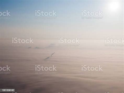 구름 속에서 도시의 공중 보기 산업용 파이프에서 대기로 배출 0명에 대한 스톡 사진 및 기타 이미지 0명 공장 산업 건물 공중 뷰 Istock