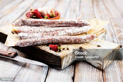 전통적인 화이트 살라미 소시지 흰색 배경에 고립 된 슬라이스 살라미 전체 드라이 살라미 소시지 스틱 0명에 대한 스톡 사진 및 기타 이미지 Istock