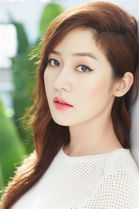 Pin By Jeremy Hon On Clarity In White Girl Korea Girls Magazine
