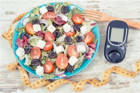 설탕 수준 테이프 측정 및 신선한 그리스 샐러드를 검사하기위한 글루코머 당뇨병과 건강한 생활 방식 건강관리와 의술에 대한 스톡