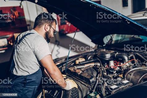 오래 된 타이머의 수리에 차고에서 작업 하는 남자를 복구 엔진에 대한 스톡 사진 및 기타 이미지 엔진 구형 자동차 나사 Istock
