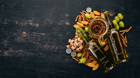 맥주와 스낵 소금에 절인된 크래커 말린 물고기 칩 견과류 땅콩 피스타치오 에 검은 나무 배경 텍스트에 대 한 여유 공간입니다 최고의 볼 수 있습니다 0명에 대한 스톡 사진