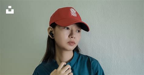 파란 셔츠와 빨간 모자를 쓴 여자 사진 Unsplash의 무료 여자 이미지